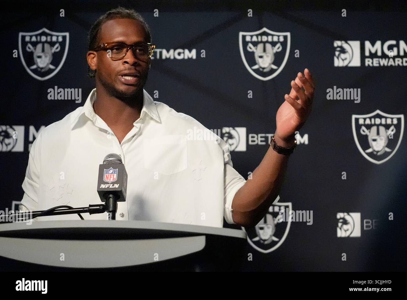 Las Vegas Raiders quarterback Geno Smith (7) speaks during a news ...