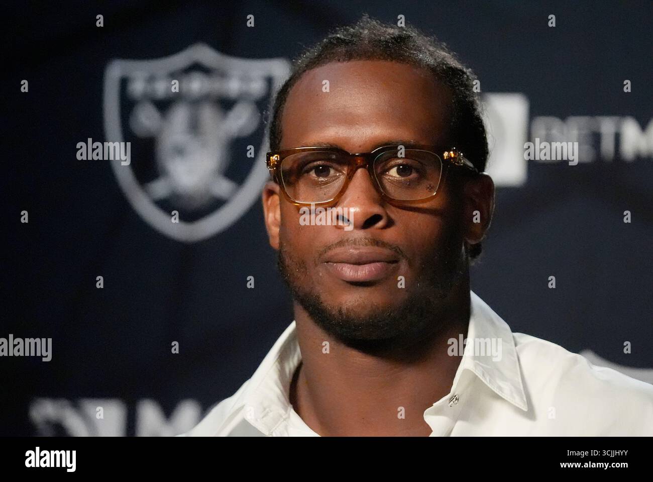Las Vegas Raiders quarterback Geno Smith (7) speaks during a news ...