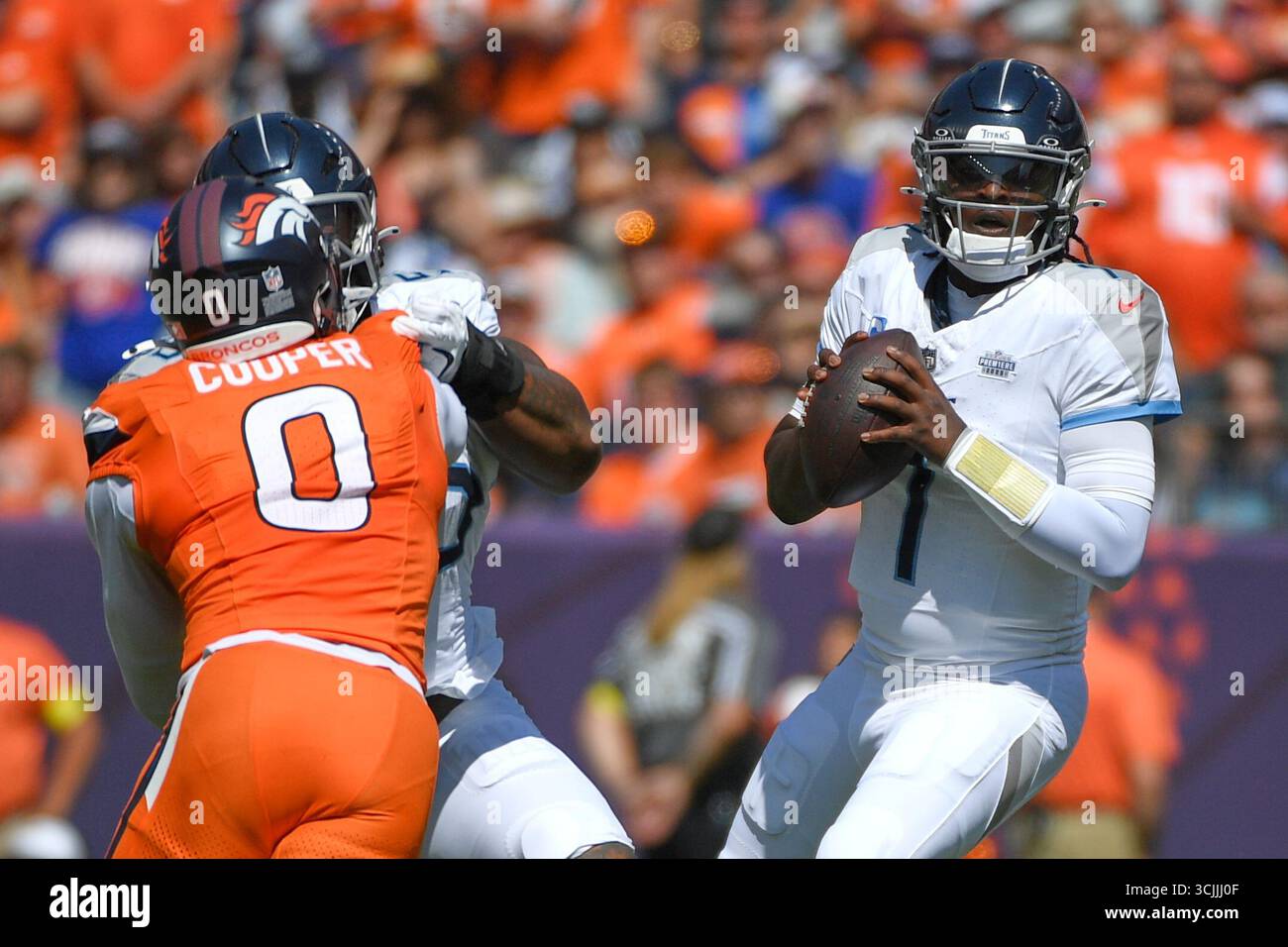 Tennessee Titans quarterback Cam Ward (1) looks to throw a pass during ...