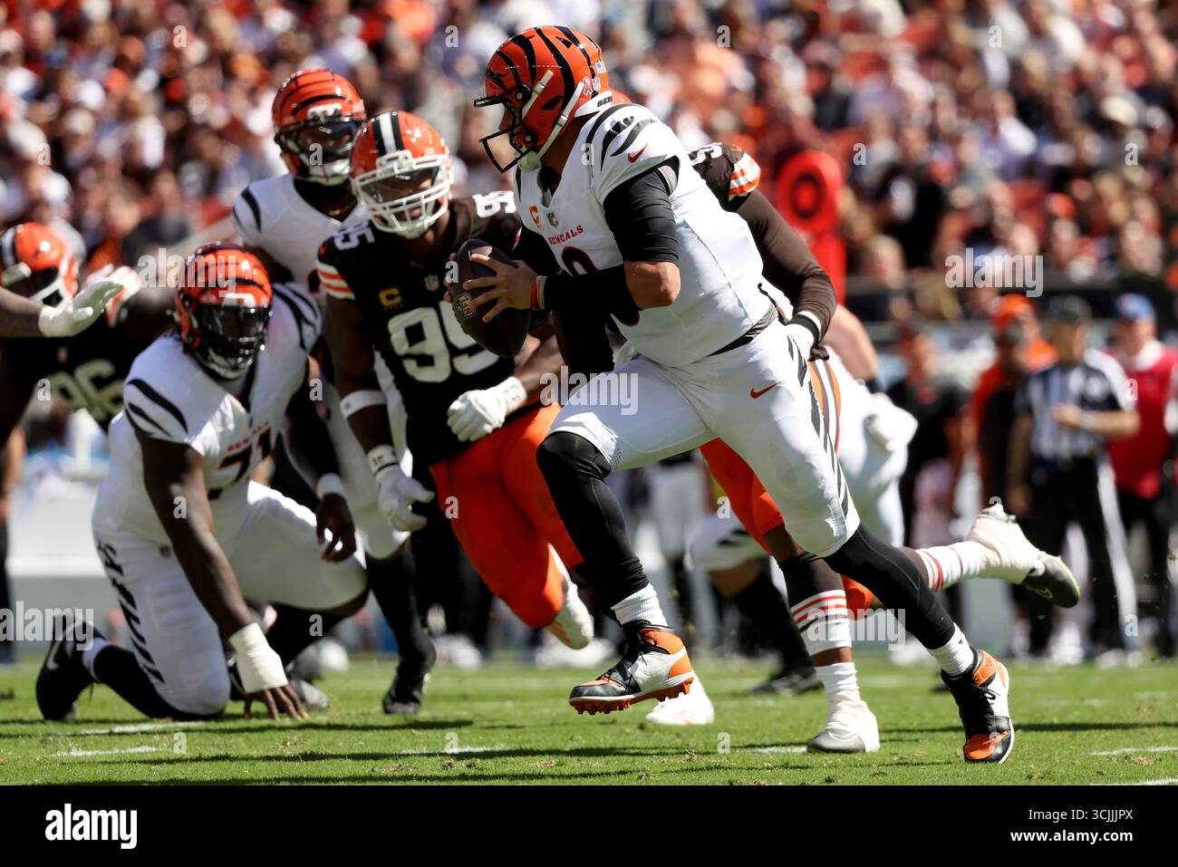 Cincinnati Bengals quarterback Joe Burrow (9) runs with the ball during ...