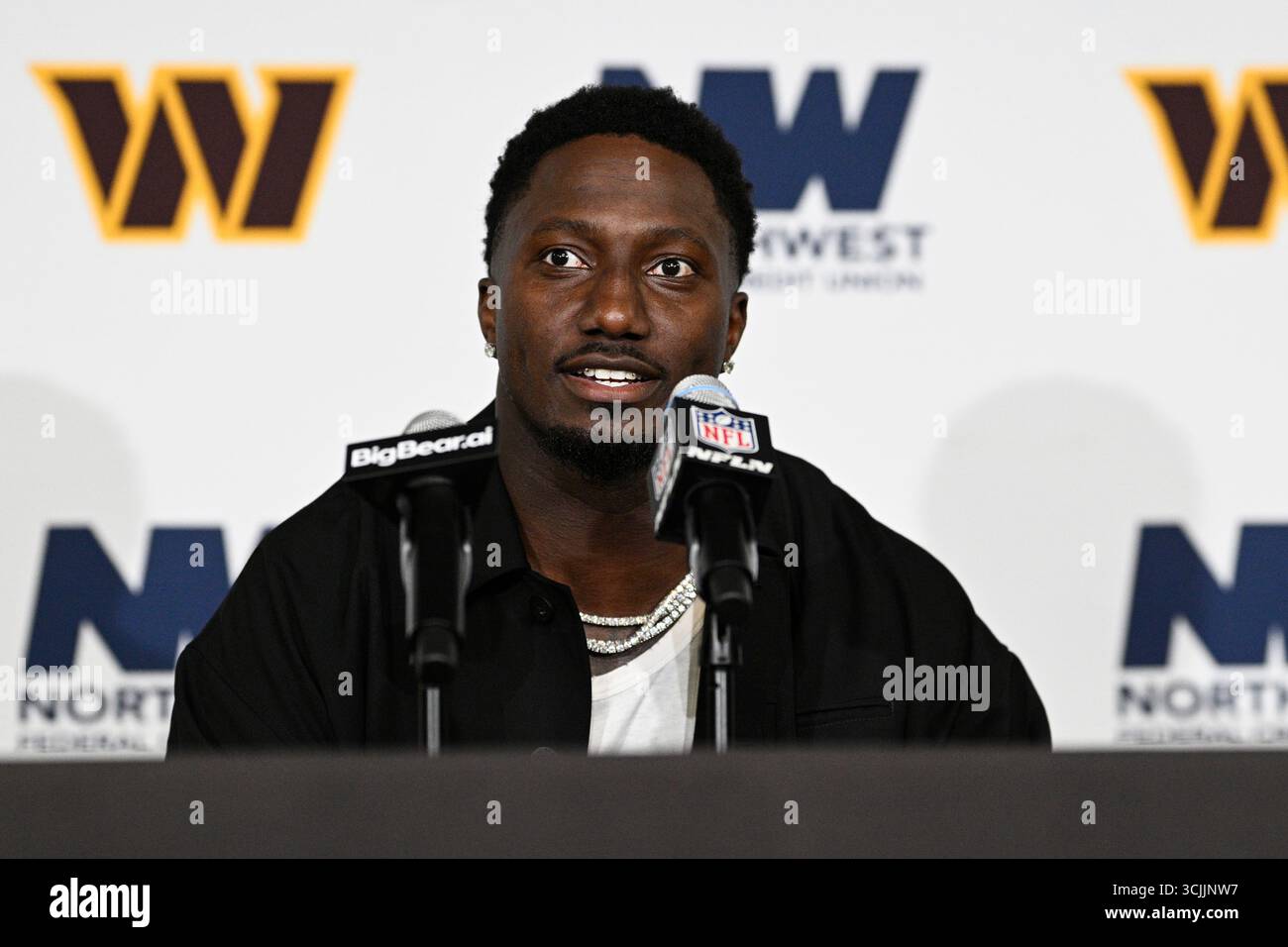 Washington Commanders wide receiver Deebo Samuel (1) speaks to members ...