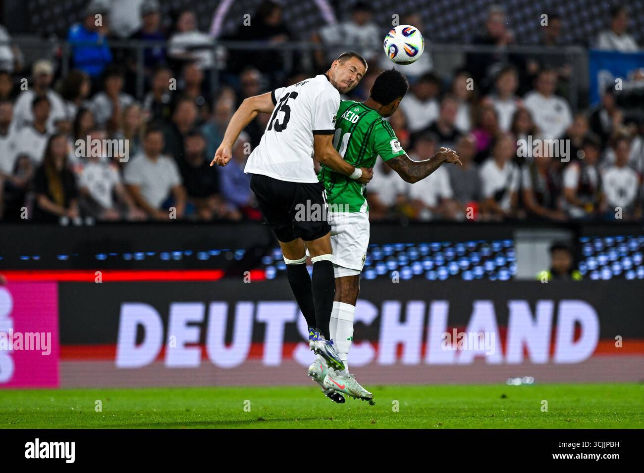 Waldemar Anton (Deutschland 15) im Zweikampf mit Jamie Reid (Nordirland ...