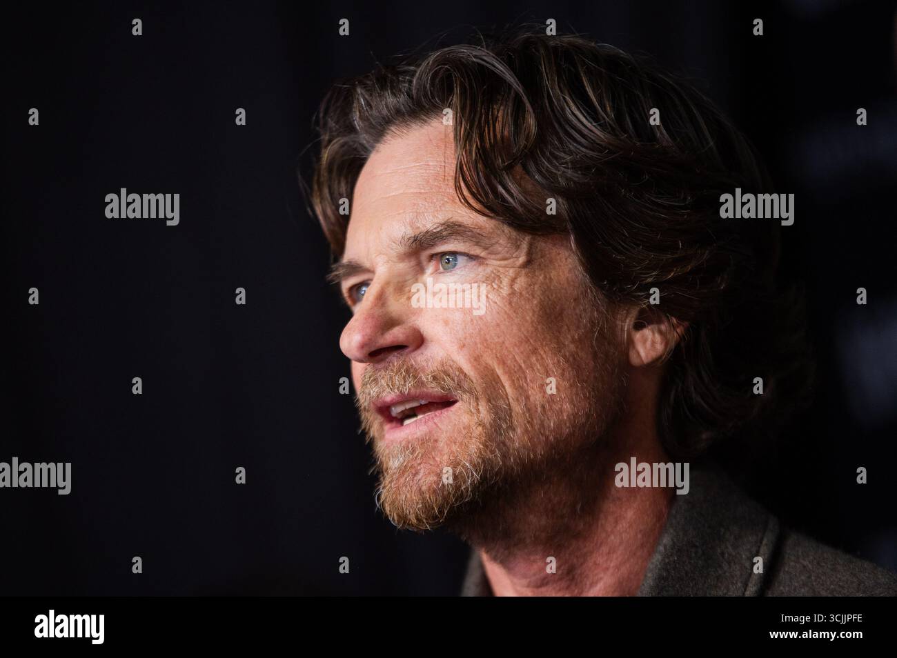 Jason Bateman speaks to reporters on the red carpet for ‚ÄúBlack Rabbit ...