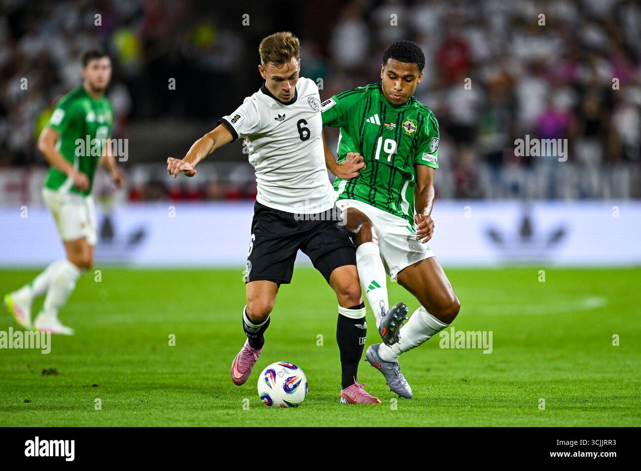 Joshua Kimmich (Deutschland, #06) im Zweikampf mit Shea Charles ...