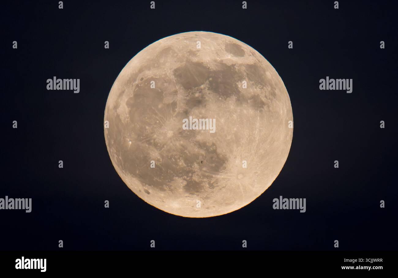 Rise of the Blood Moon before lunar eclipse rises above the city of ...