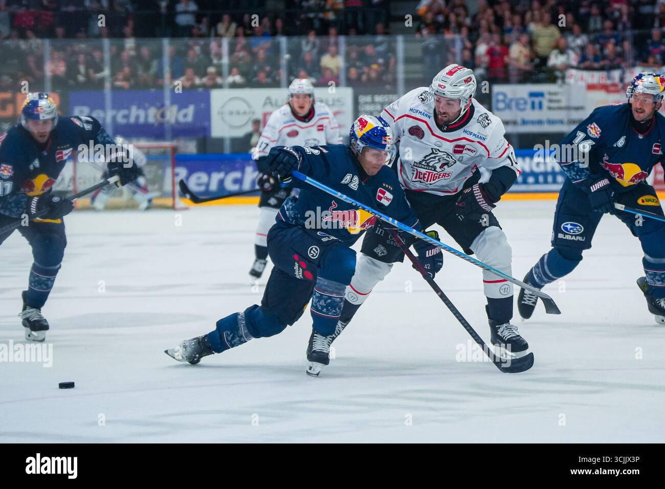 Im Bild Evan Barratt (N?rnberg Ice Tigers, 10) und Yasin Ehliz (Red ...