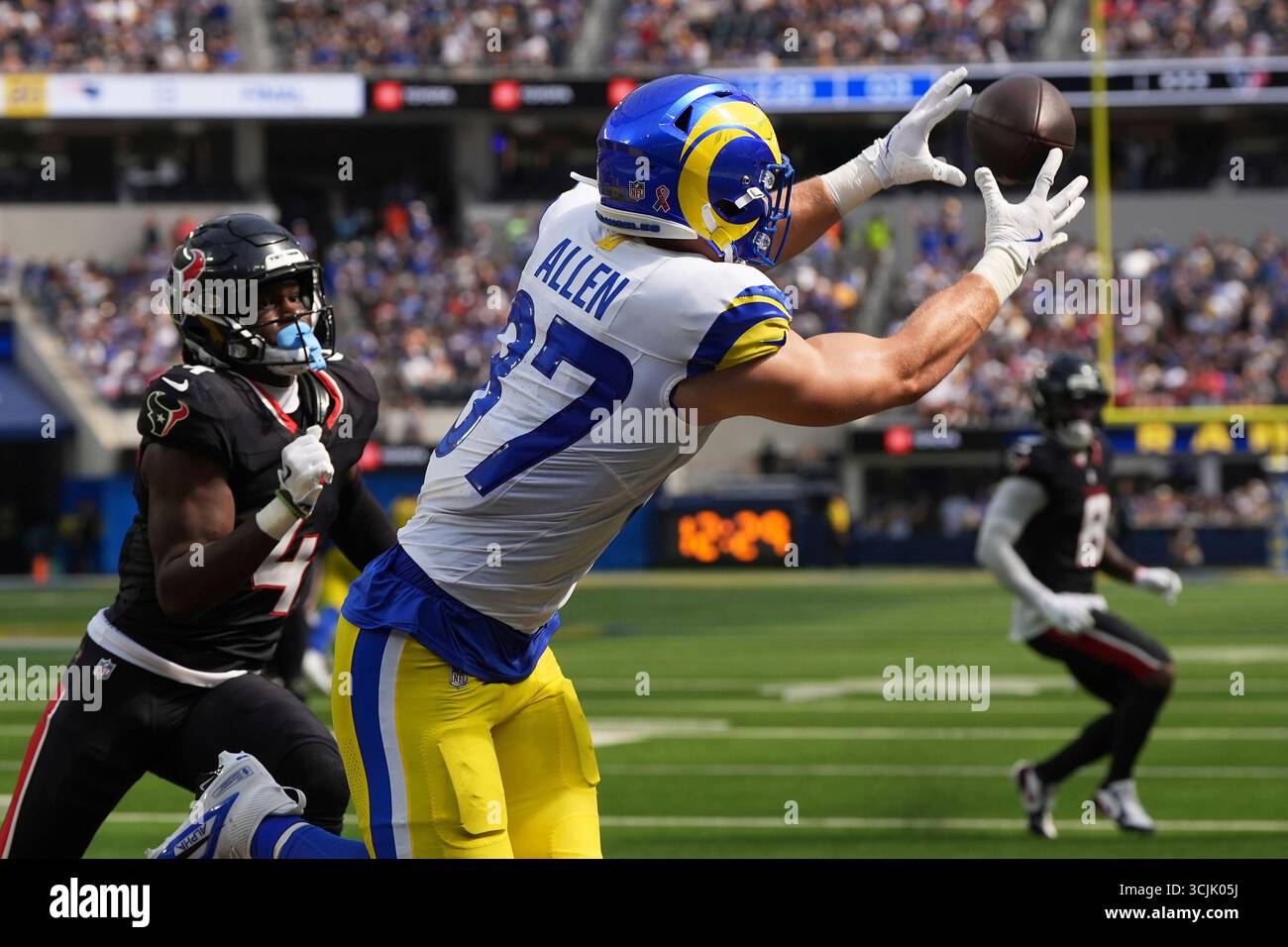 Los Angeles Rams tight end Davis Allen (87) catches a touchdown pass ...