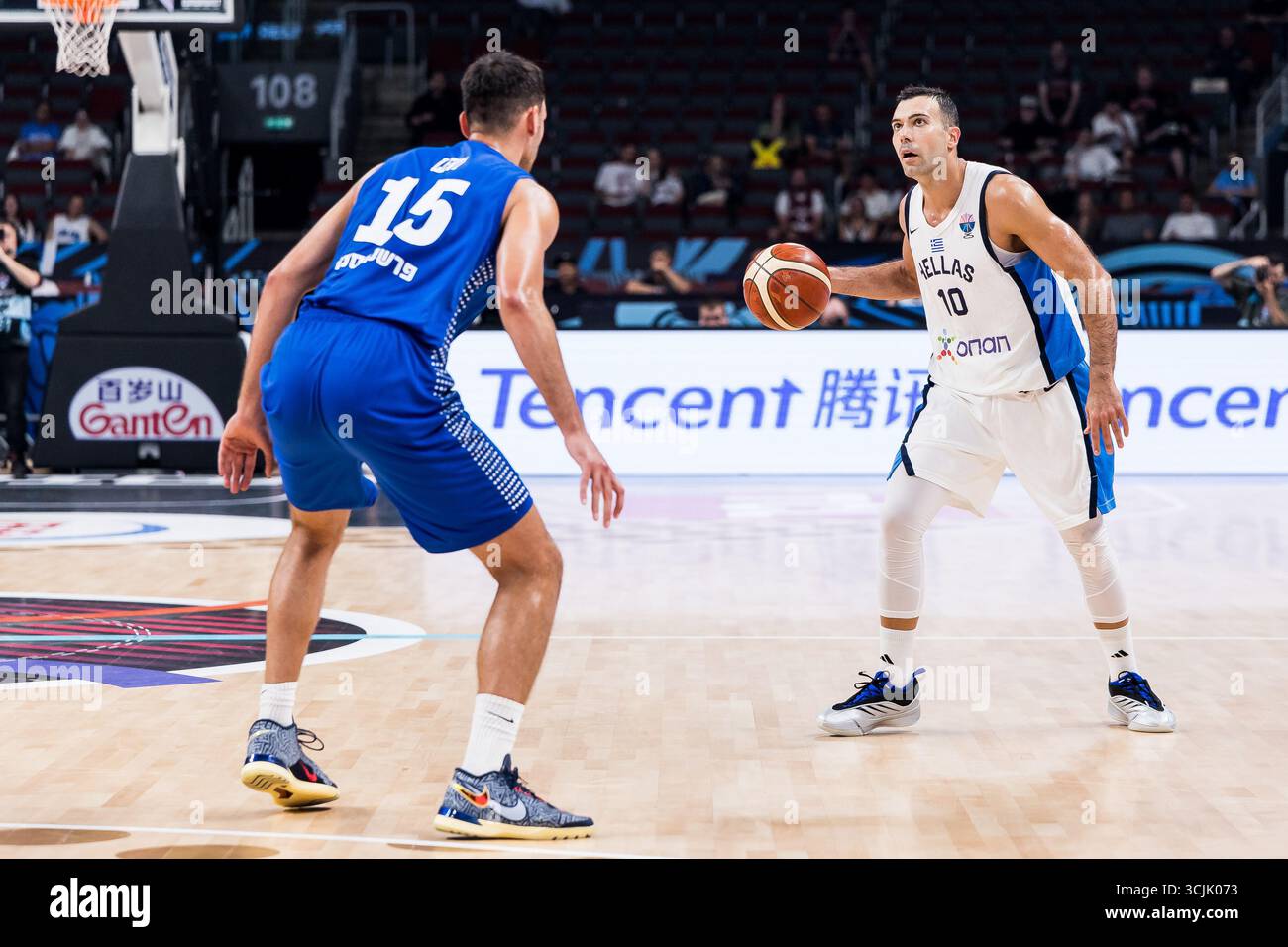 Nimrod Levi (Israel, 15), Kostas Sloukas (Griechenland, 10) am Ball ...