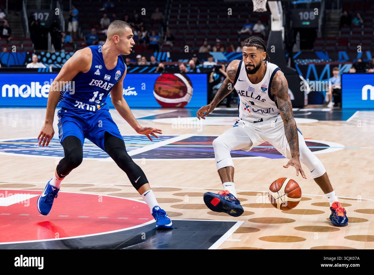 Yam Madar (Israel, 11), Tyler Dorsey (Griechenland, 2) am Ball FIBA ...