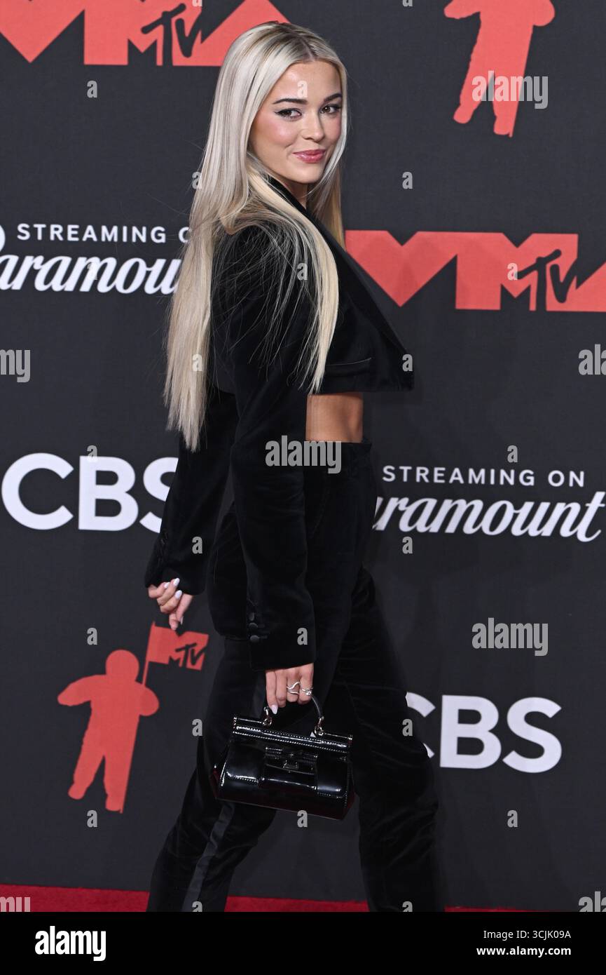 Livvy dunne hi-res stock photography and images - Alamy