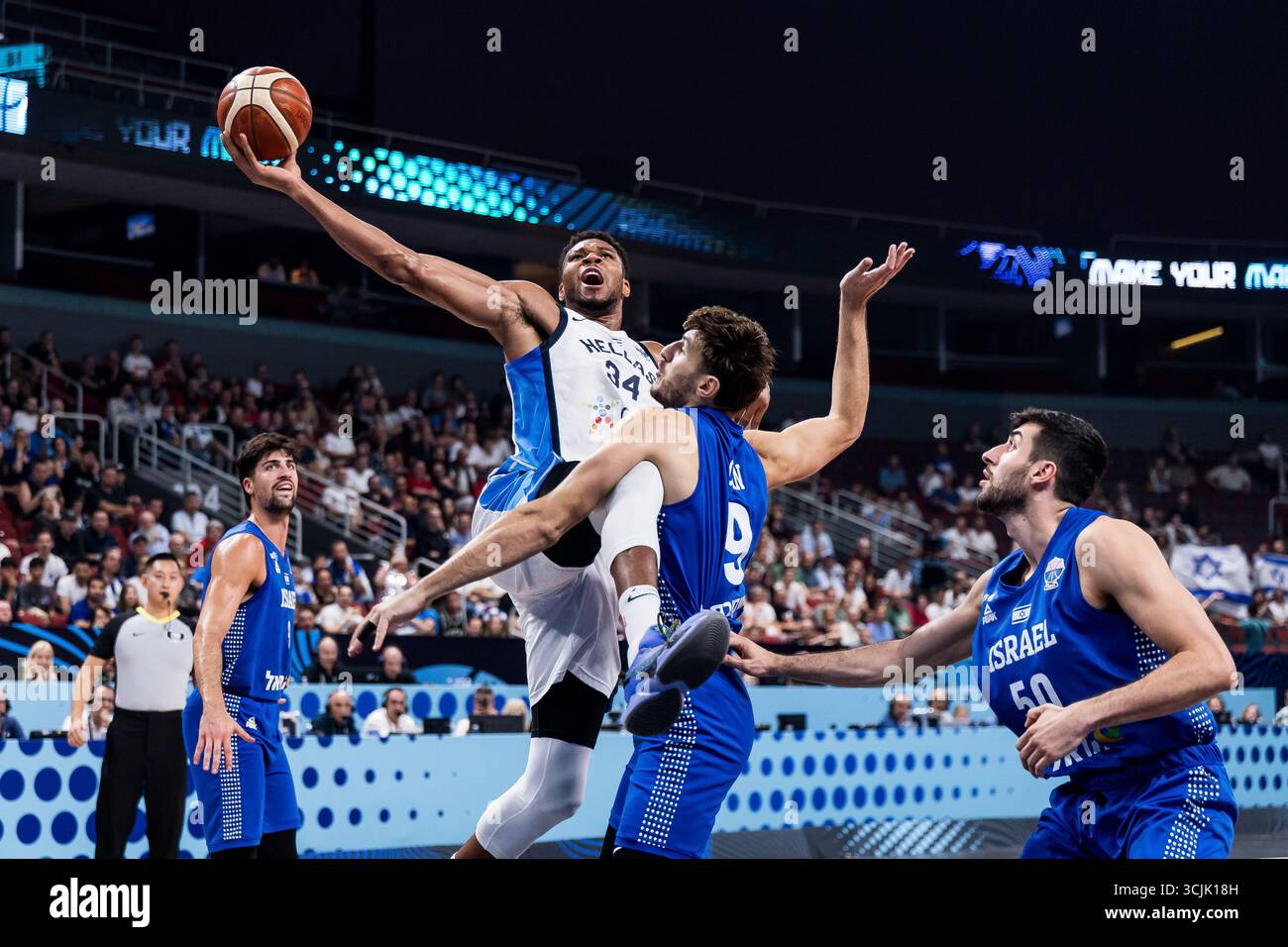 Giannis Antetokounmpo (Griechenland, 34) im Wurf, Roman Sorkin (Israel ...