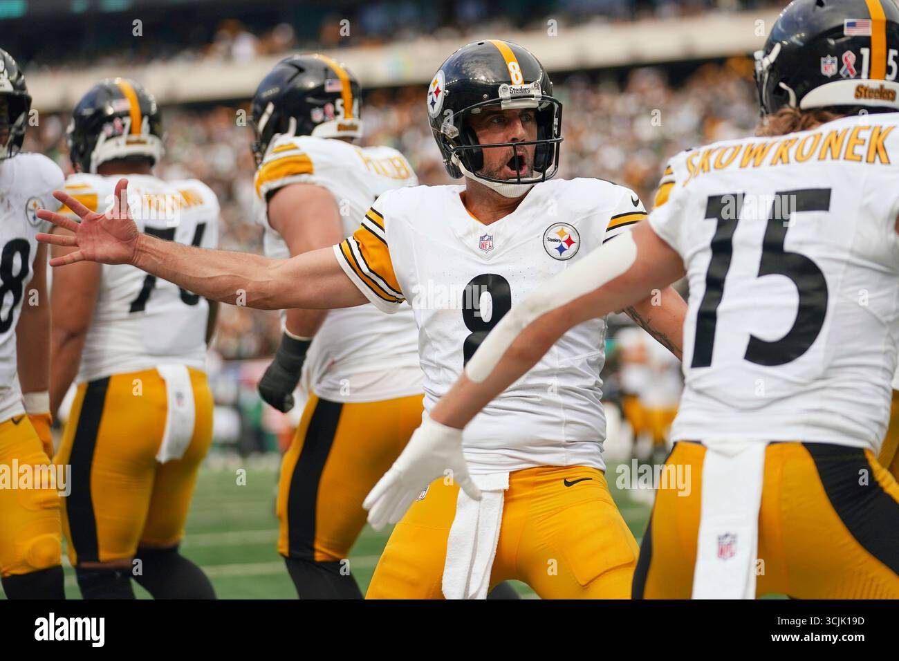 Pittsburgh Steelers quarterback Aaron Rodgers (8) celebrates with wide ...