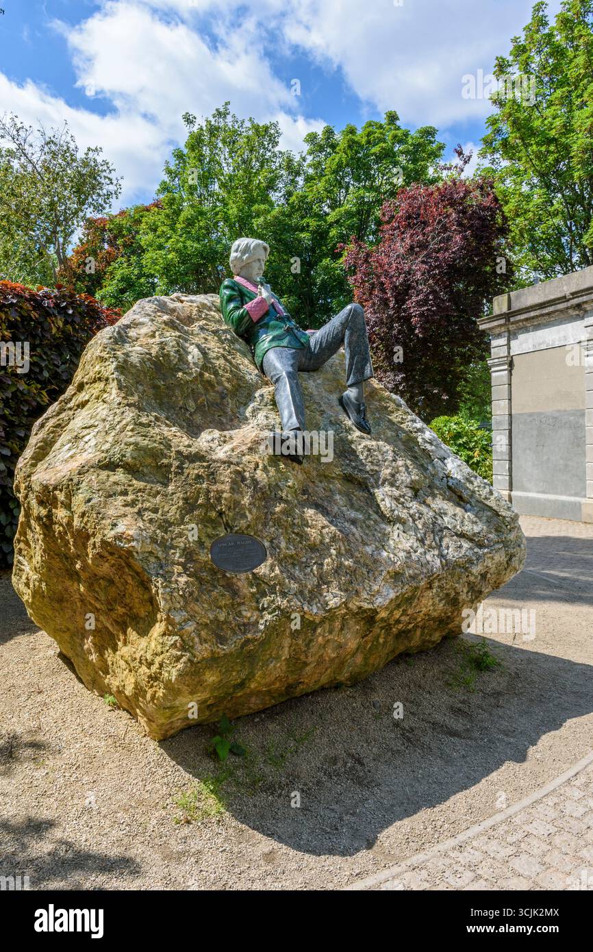 The Oscar Wilde Memorial Sculpture, Merrion Square, Dublin, Ireland ...