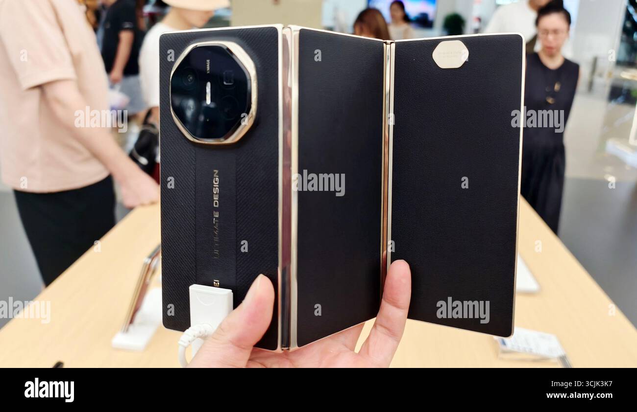 The new Huawei three fold mobile phone Mate XTs equipped with Kirin ...