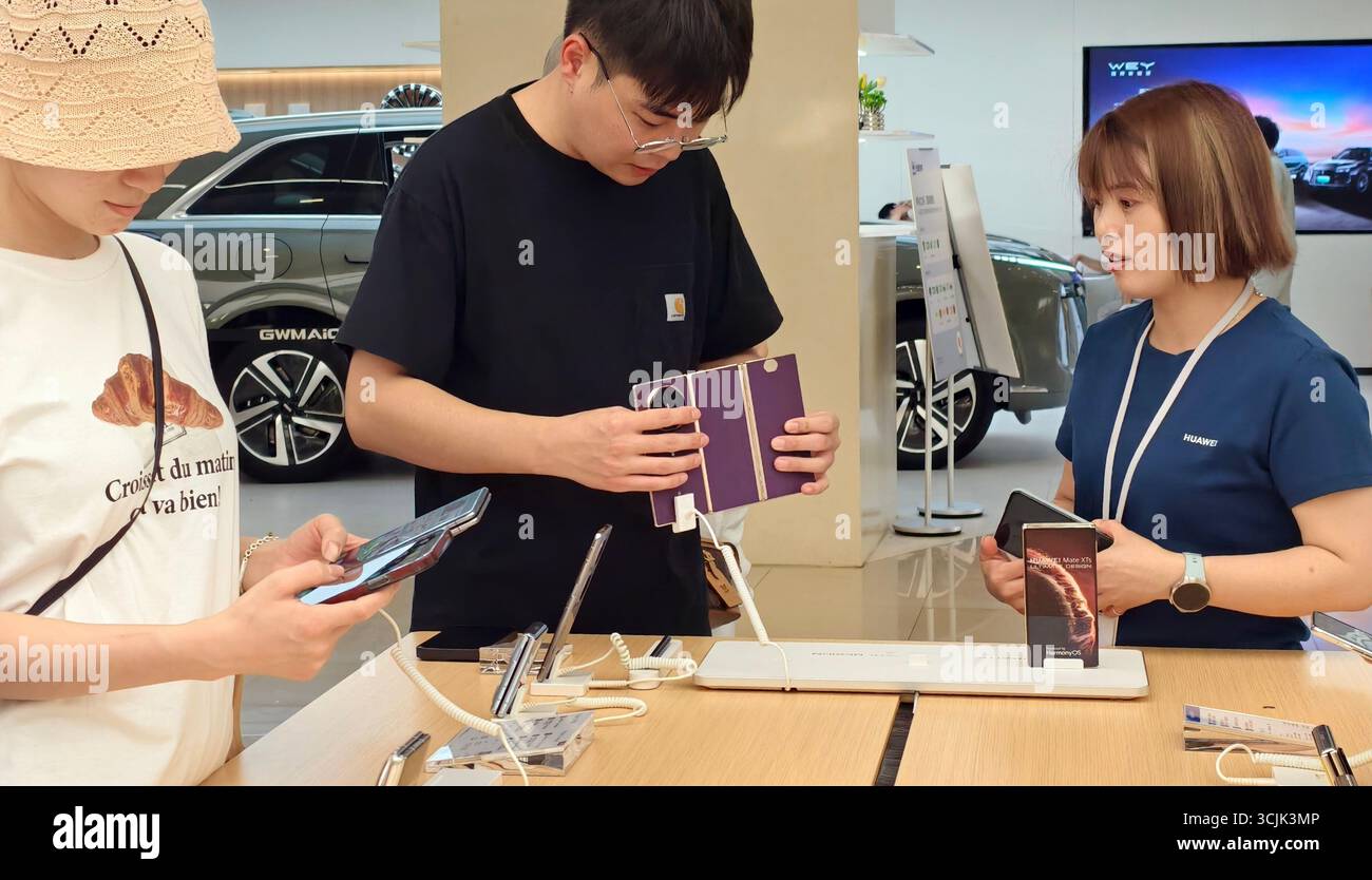 The new Huawei three fold mobile phone Mate XTs equipped with Kirin 9020 chip and HarmonyOS 5 ...