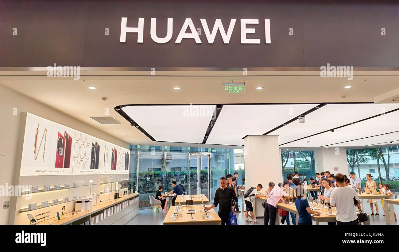 The new Huawei three fold mobile phone Mate XTs equipped with Kirin 9020 chip and HarmonyOS 5 ...