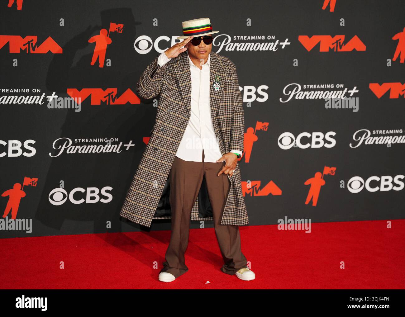 LL Cool J arrives on the red carpet at the 2025 MTV Video Music Awards ...