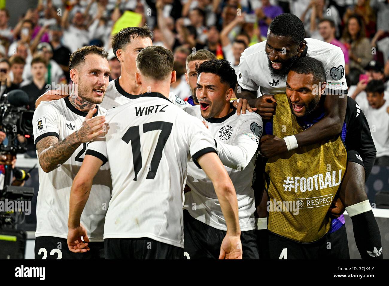 Florian Wirtz (Deutschland, #17) und Team bejubeln das Tor zum 3:1, GER ...
