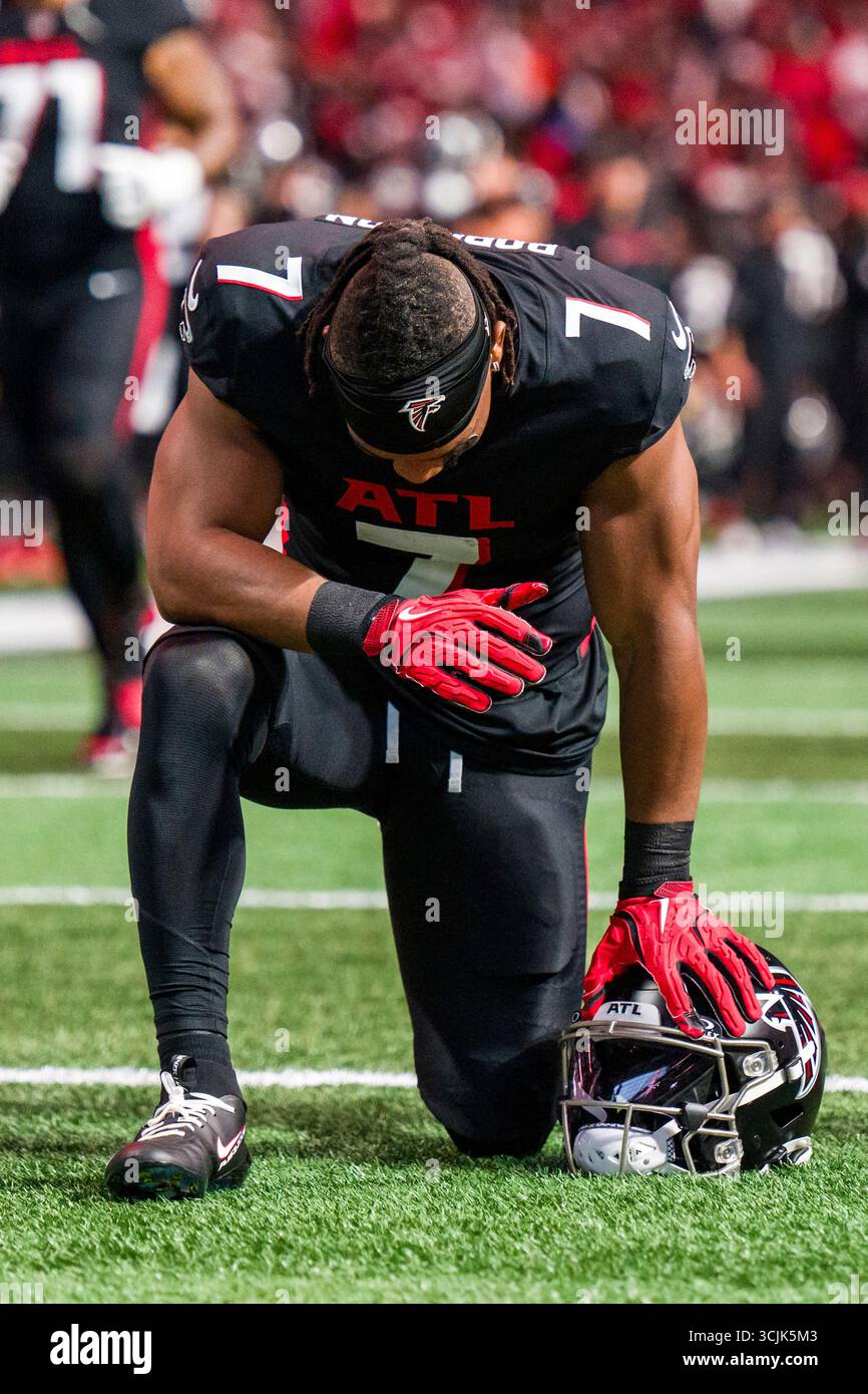 Atlanta Falcons running back Bijan Robinson (7) prays before an NFL ...