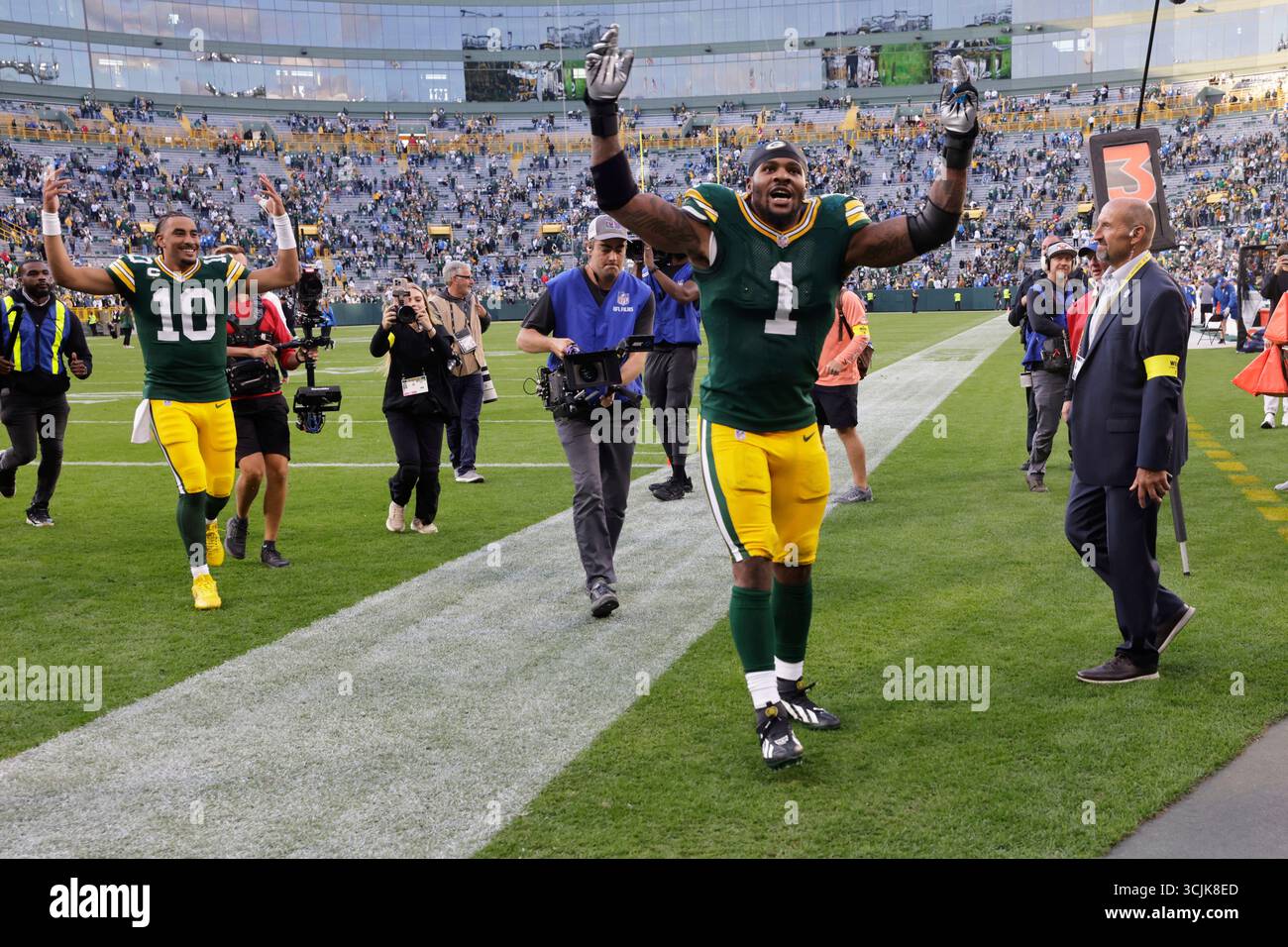 Green Bay Packers quarterback Jordan Love (10) and Micah Parsons (1 ...