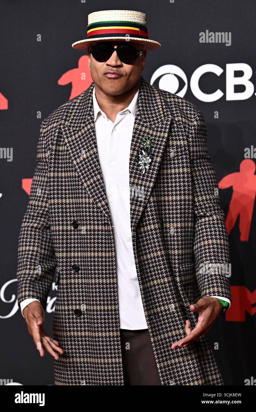 LL Cool J arrives at the MTV Video Music Awards on Sunday, Sept. 7 ...