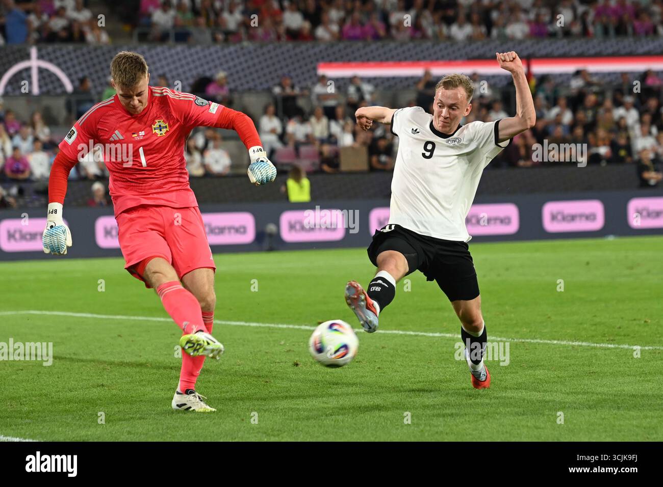 Niclas FUELLKRUG (Fullkrug, GER) versus goalkeeper Bailey PEACOCK ...