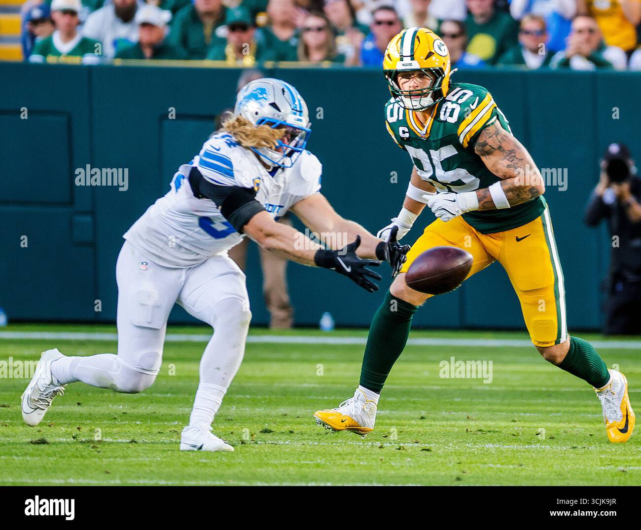 Detroit Lions linebacker Alex Anzalone (L) tries to intercept a pass ...