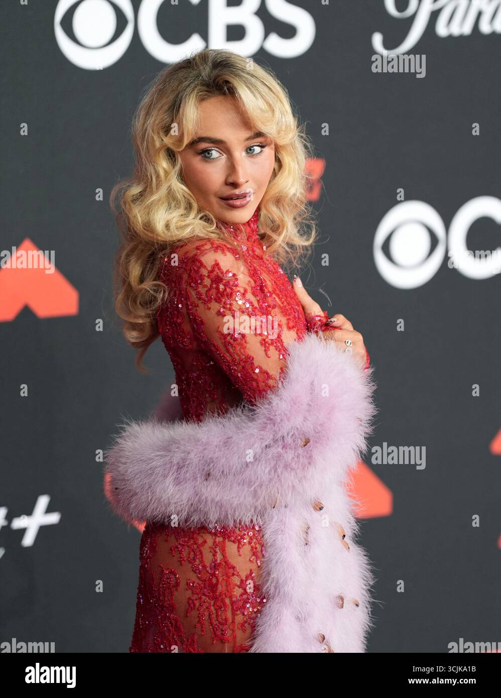 Sabrina Carpenter arrives on the red carpet at the 2025 MTV Video Music ...