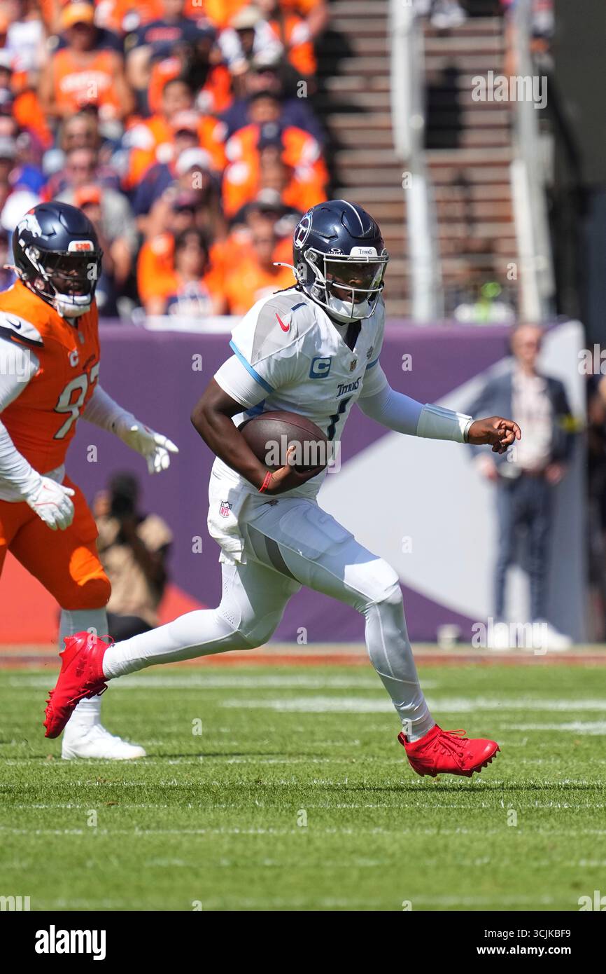 Tennessee Titans quarterback Cam Ward (1) runs with the ball against ...