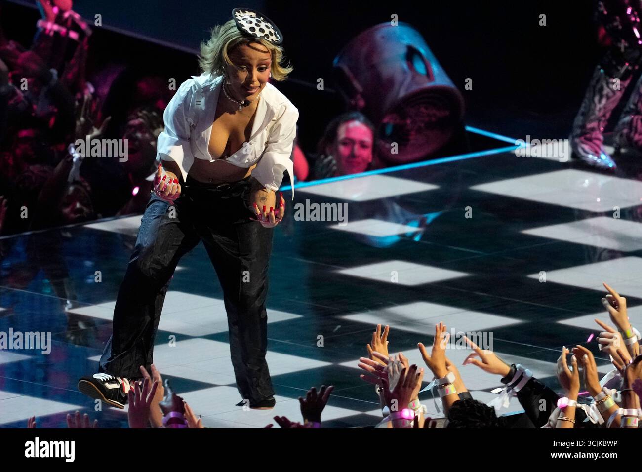 Doja Cat performs "Jealous Type" during the MTV Video Music Awards on ...