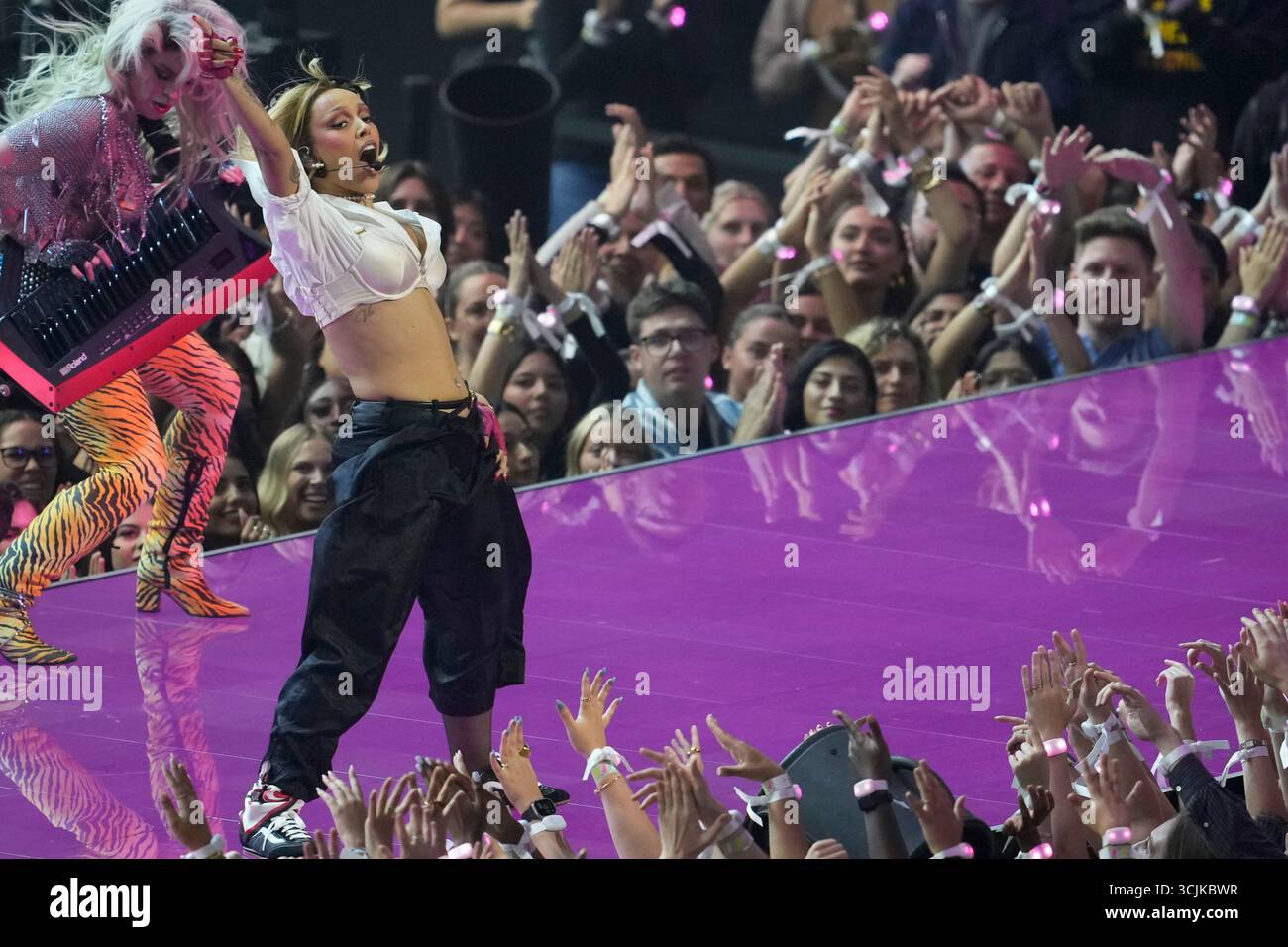 Doja Cat performs "Jealous Type" during the MTV Video Music Awards on ...