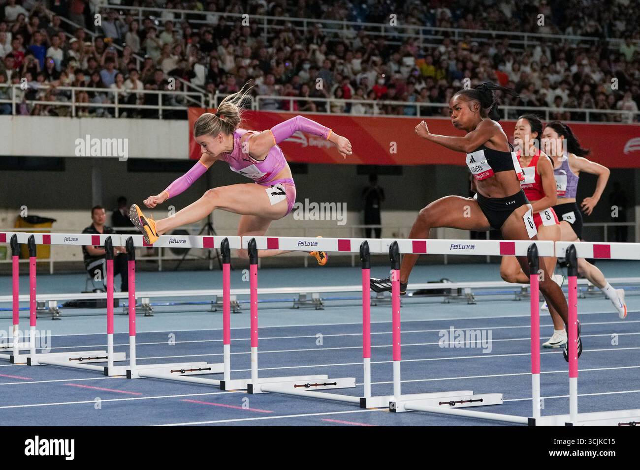 (250908) -- BEIJING, Sept. 8, 2025 (Xinhua) -- Anna Toth (1st L) of ...