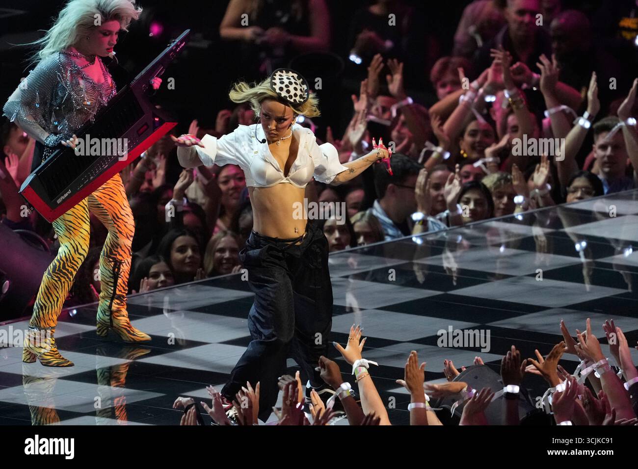 Doja Cat performs "Jealous Type" during the MTV Video Music Awards on ...