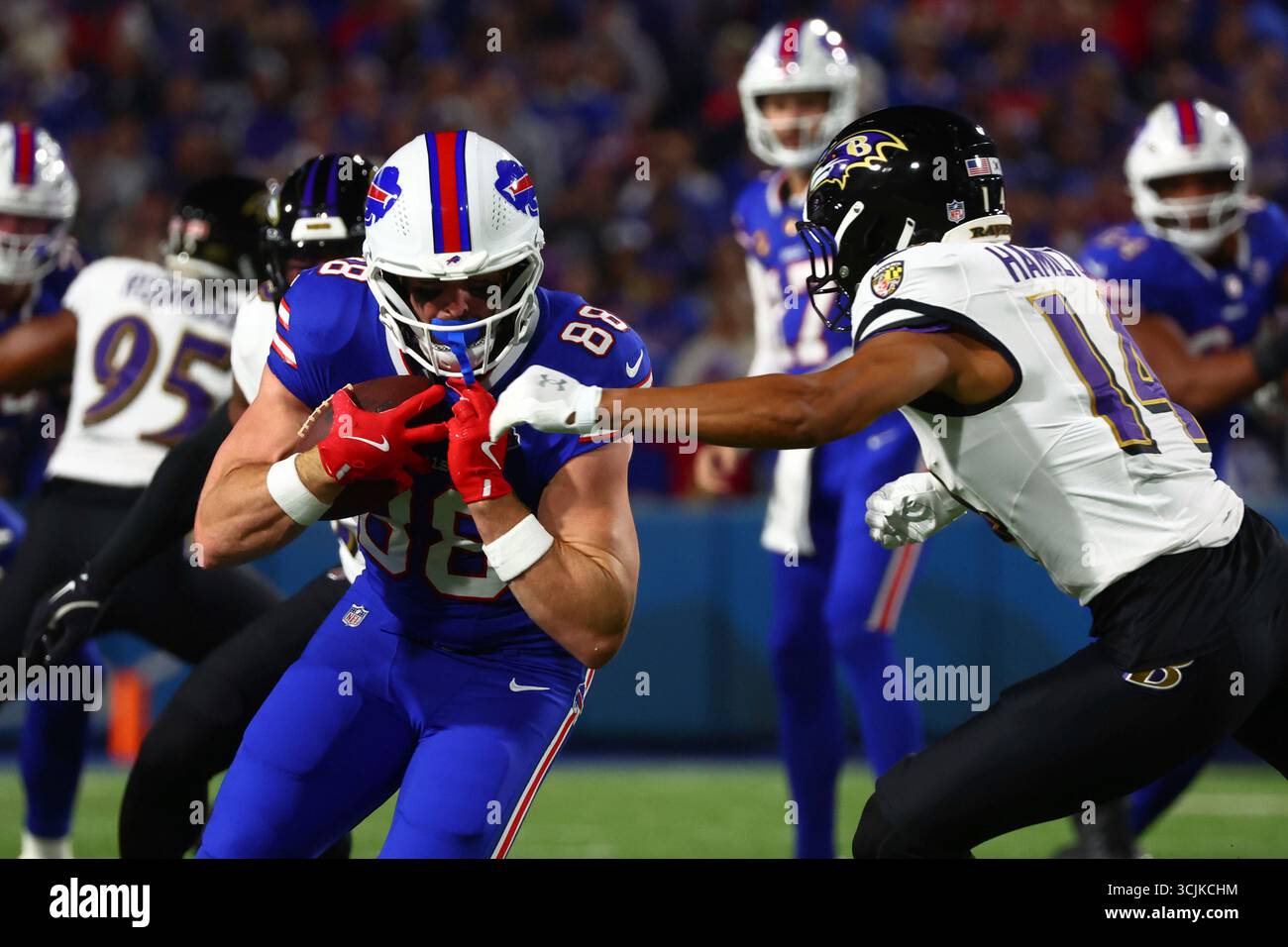 Buffalo Bills tight end Dawson Knox (88) makes a catch in front of ...