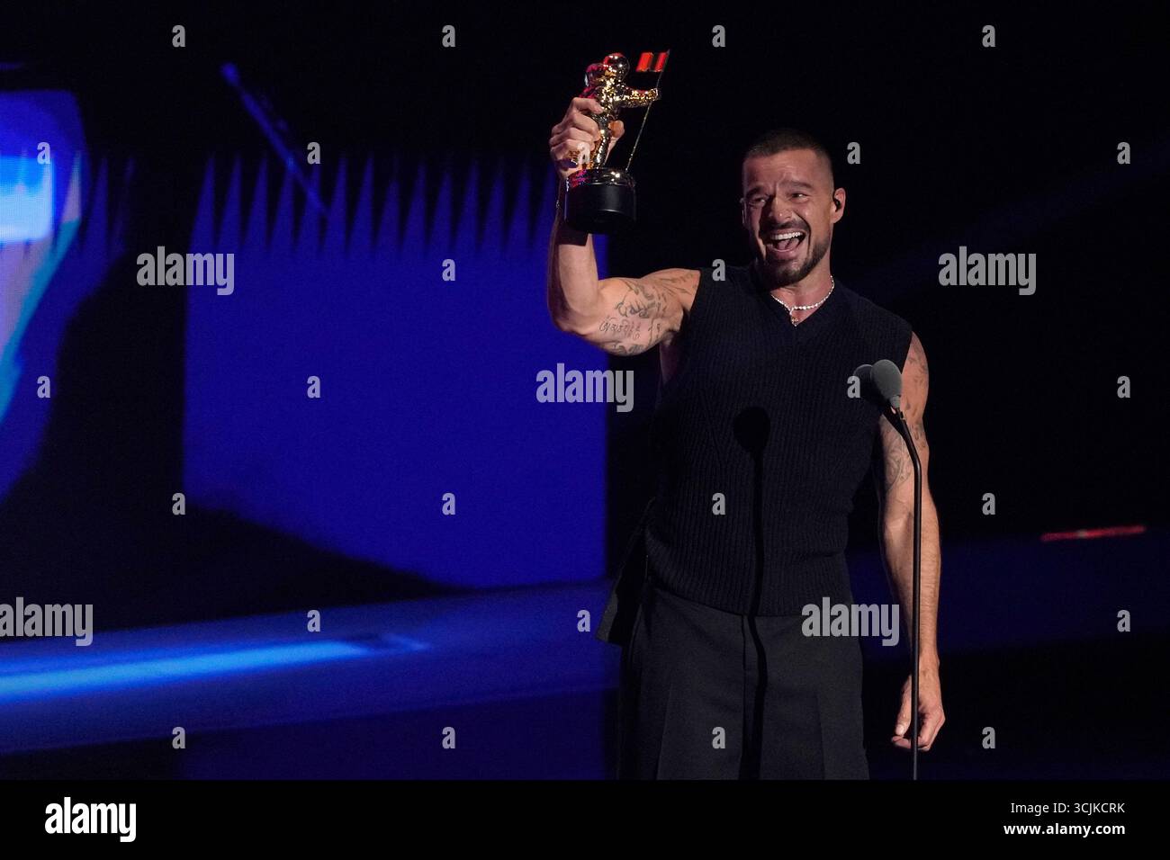 Ricky Martin accepts the latin icon award during the MTV Video Music ...