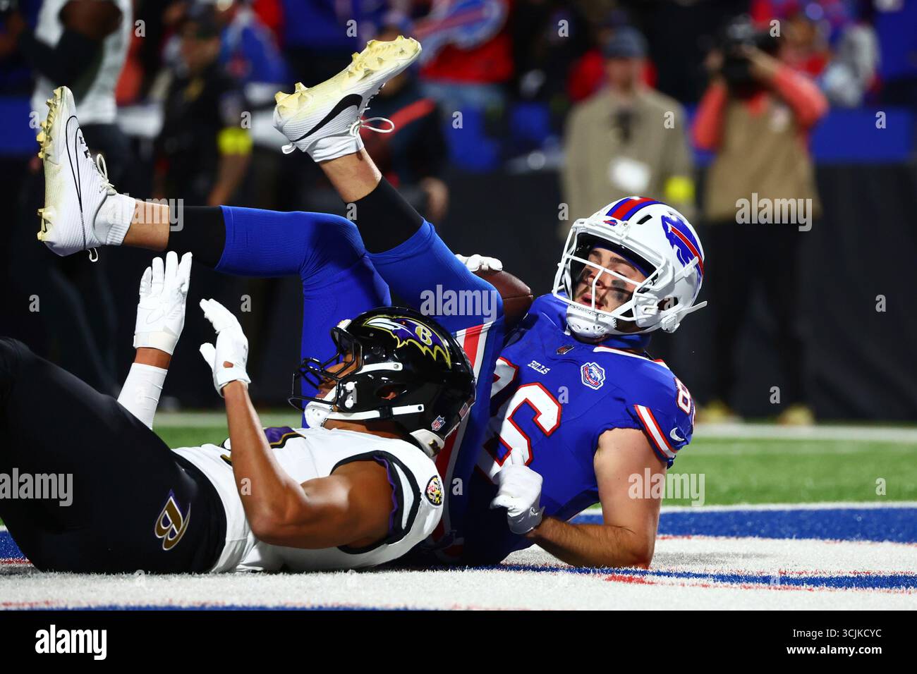 Buffalo Bills tight end Dalton Kincaid (86) pulls down a touchdown ...