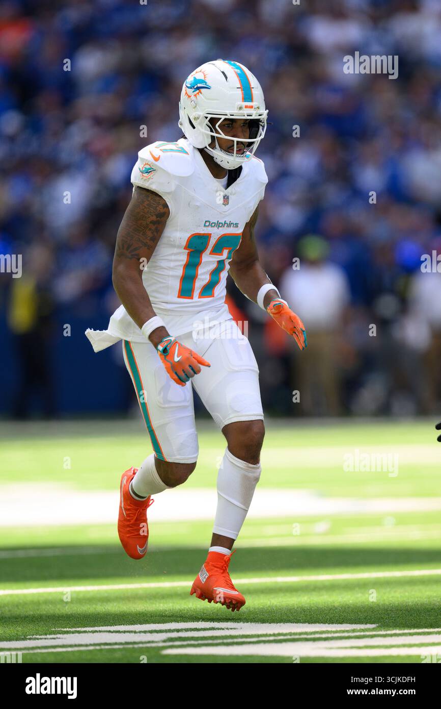 Miami Dolphins wide receiver Jaylen Waddle (17) runs down the field ...