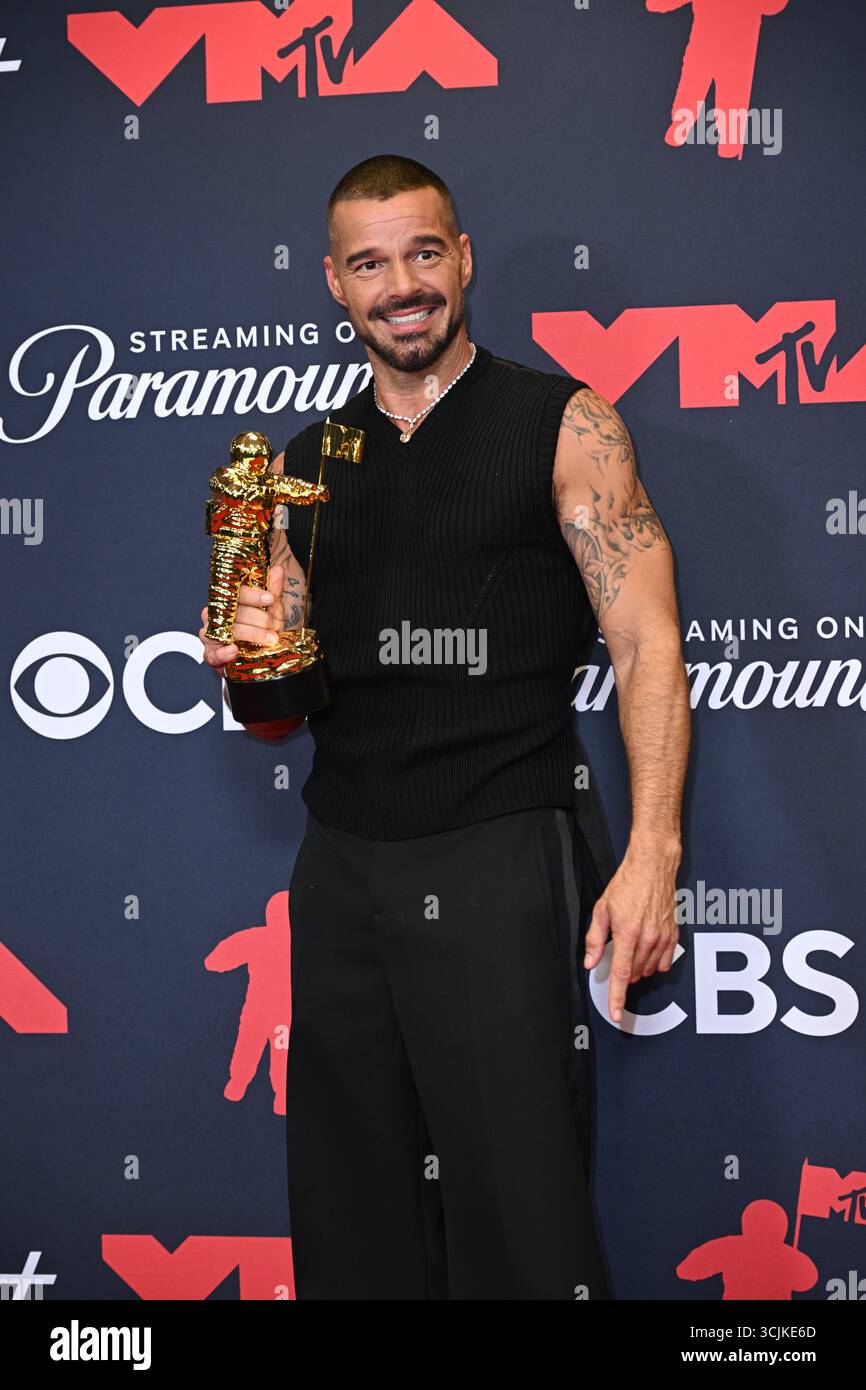 Ricky Martin with the Latin Icon Award in the press room at the MTV ...