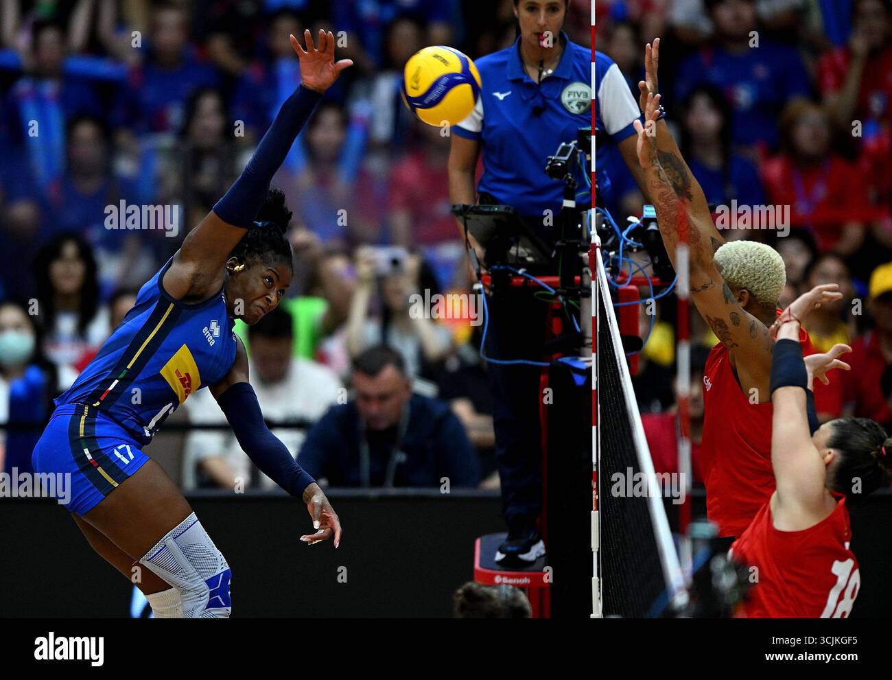 (250908) -- BANGKOK, Sept. 8, 2025 (Xinhua) -- Myriam Fatime Sylla (L ...