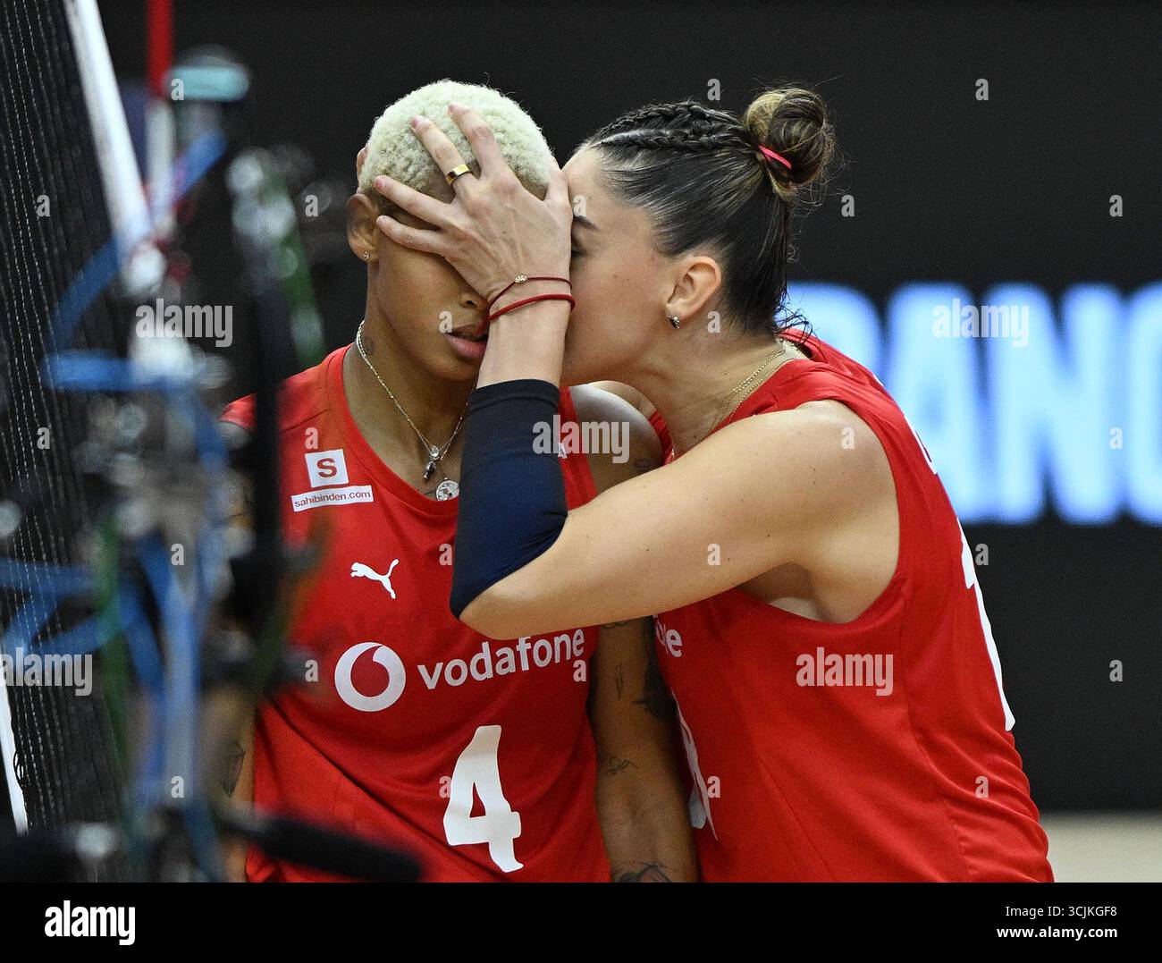 (250908) -- BANGKOK, Sept. 8, 2025 (Xinhua) -- Melissa Teresa Vargas (L ...