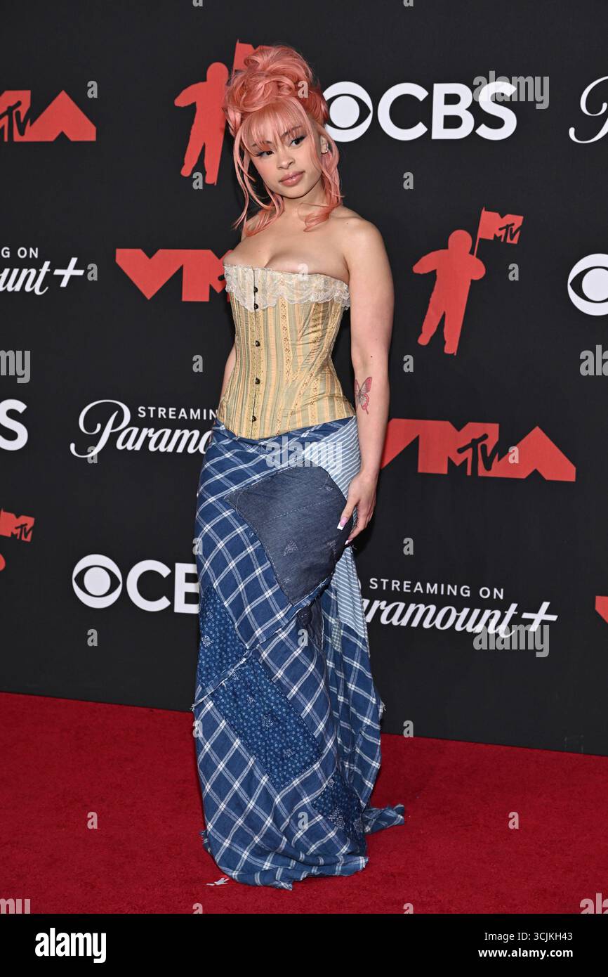 Ice Spice poses in the press room during the MTV Video Music Awards on ...