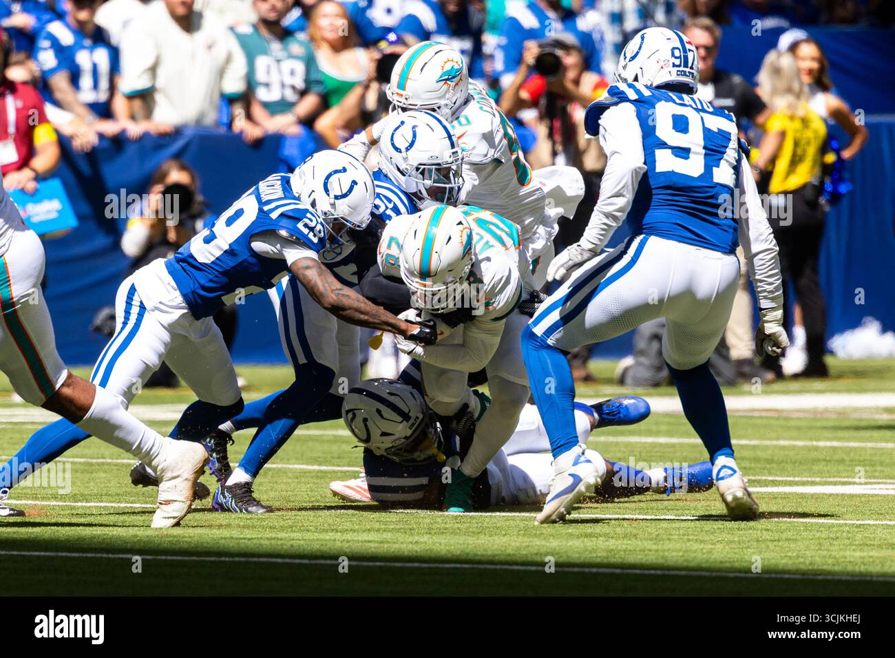 September 07, 2025: Miami Dolphins running back De'Von Achane (28) runs ...