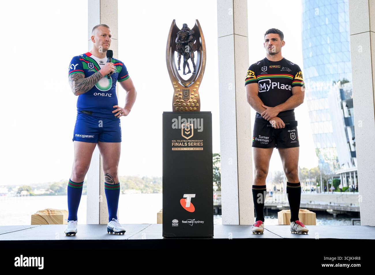 Mitchell Barnett of the New Zealand Warriors (left) and Nathan Cleary ...