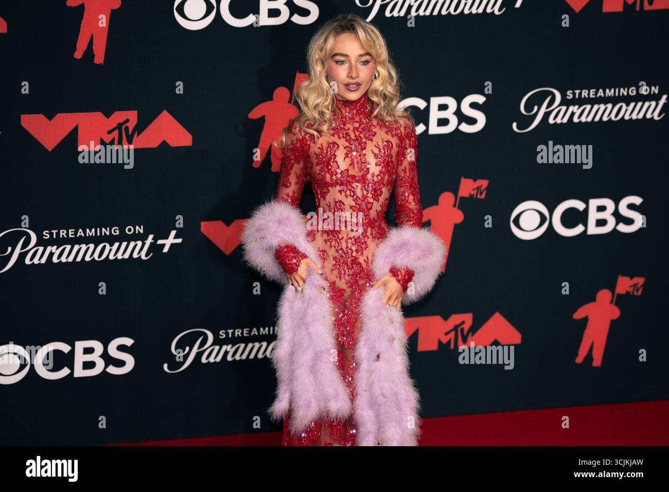 Sabrina Carpenter arrives on the red carpet at the 2025 MTV Video Music ...