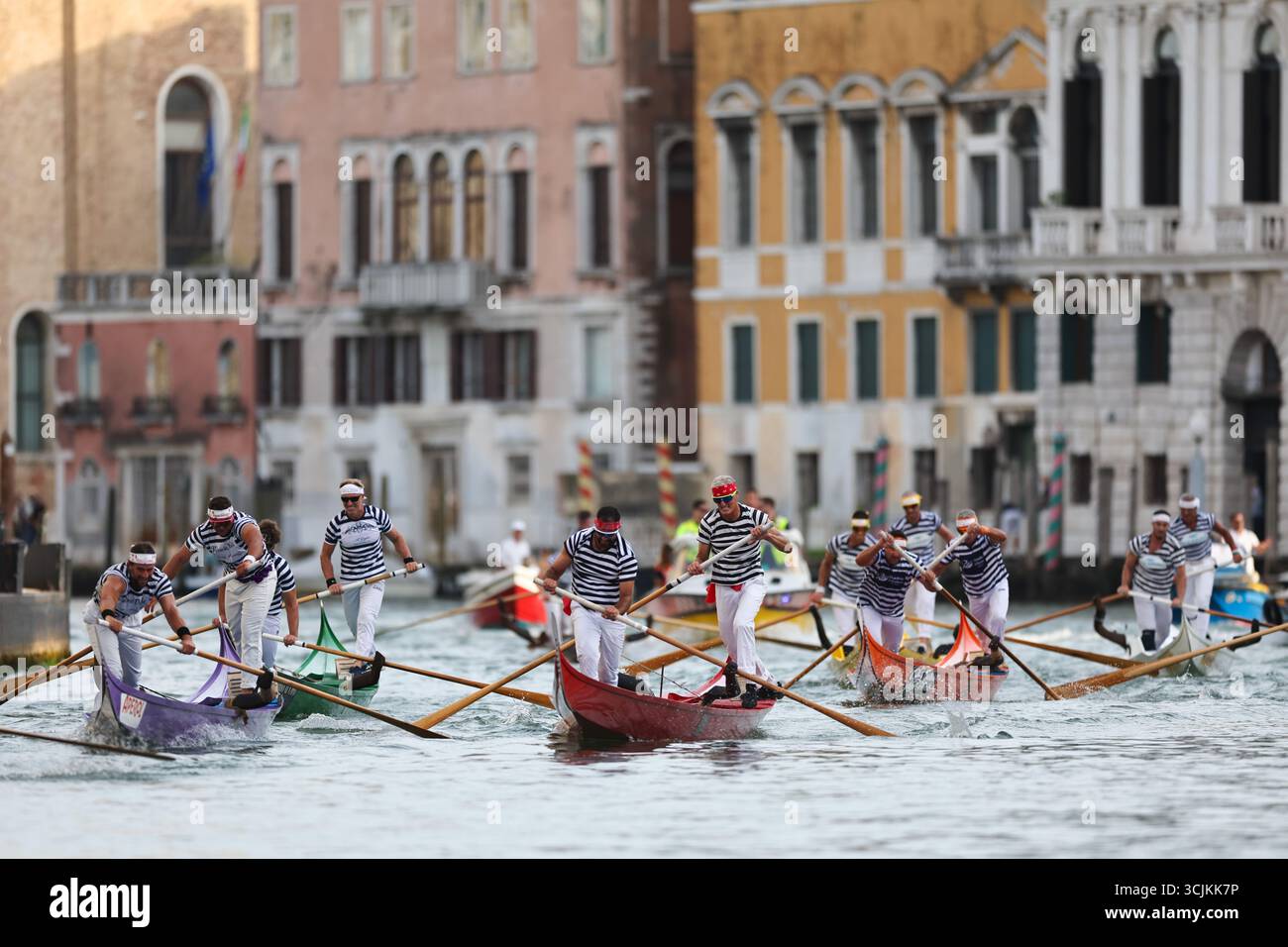 (250908) -- VENICE, Sept. 8, 2025 (Xinhua) -- People take part in the ...