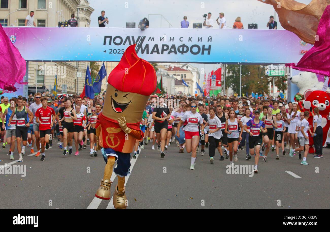 (250908) -- MINSK, Sept. 8, 2025 (Xinhua) -- Runners start after a ...