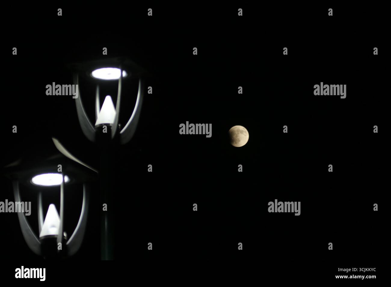 (250908) -- BAGHDAD, Sept. 8, 2025 (Xinhua) -- The moon is seen during ...