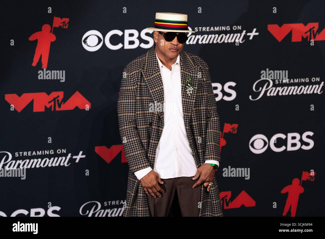 LL COOL J arrives on the red carpet at the 2025 MTV Video Music Awards ...