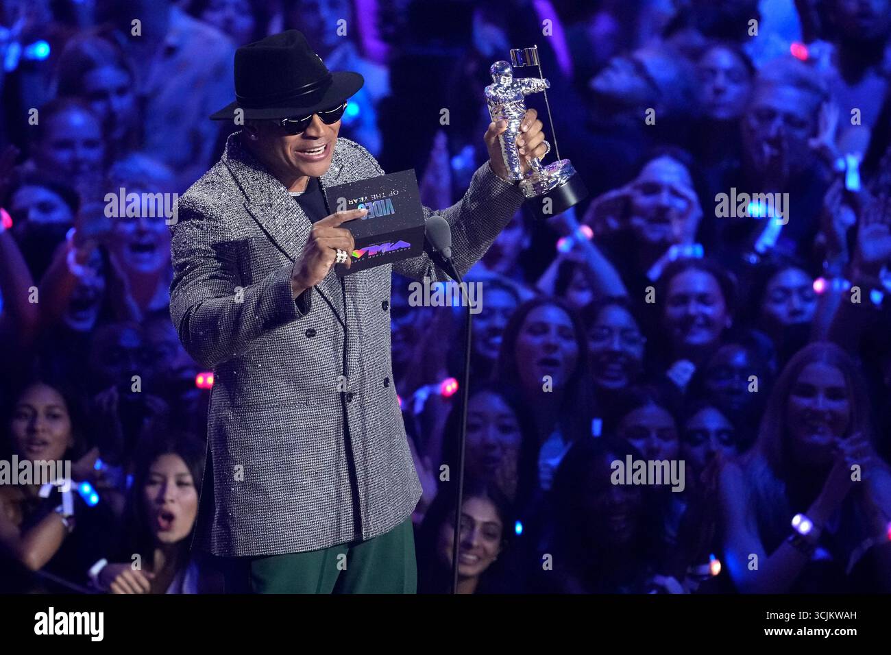 Host LL Cool J presents the award for video of the year during the MTV ...