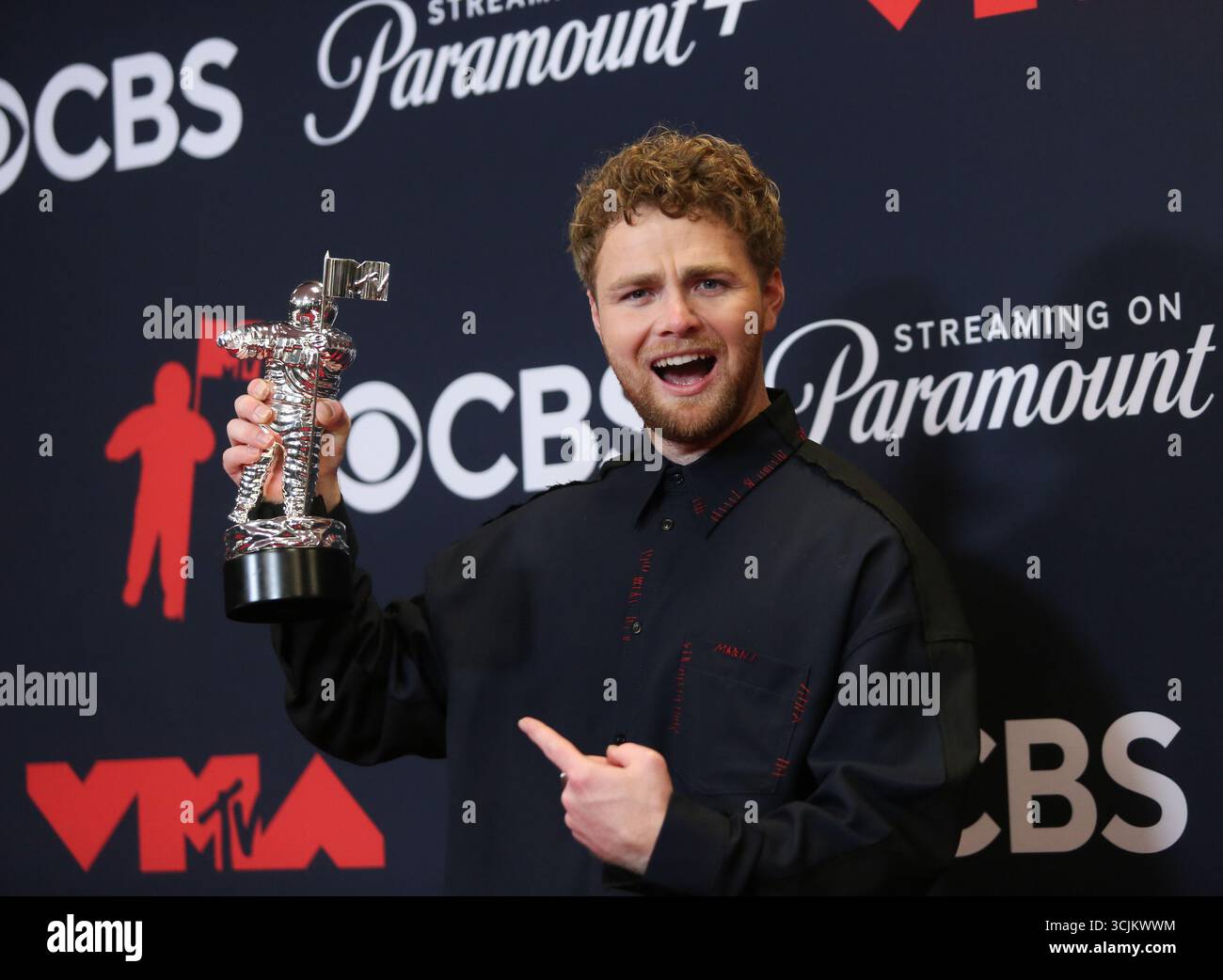 Alex Warren arrives in the press room at the 2025 MTV Video Music ...